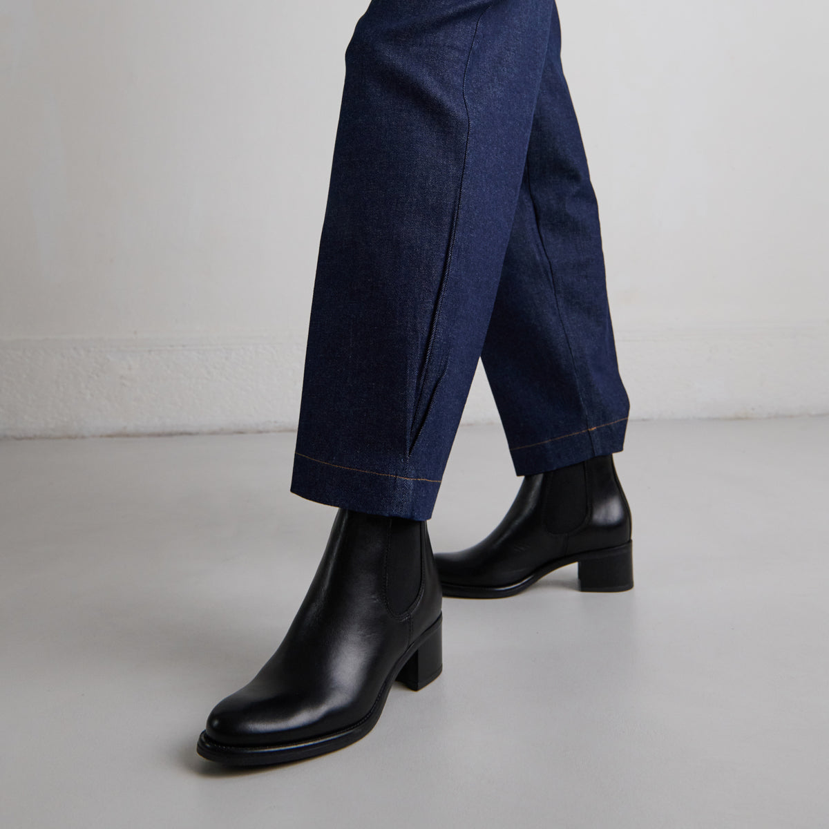 Heeled low leather boots | Jonak Canada